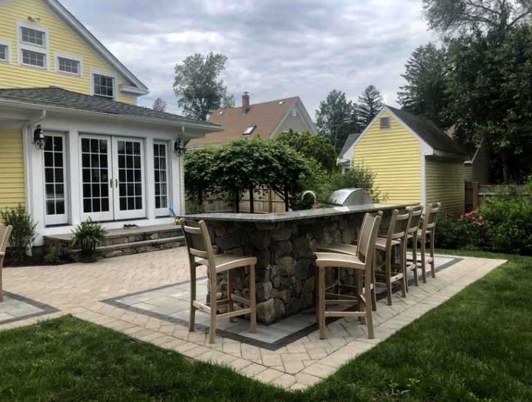 A Guide to Outdoor Kitchen Seating: From Built-In Benches to Flexible ...